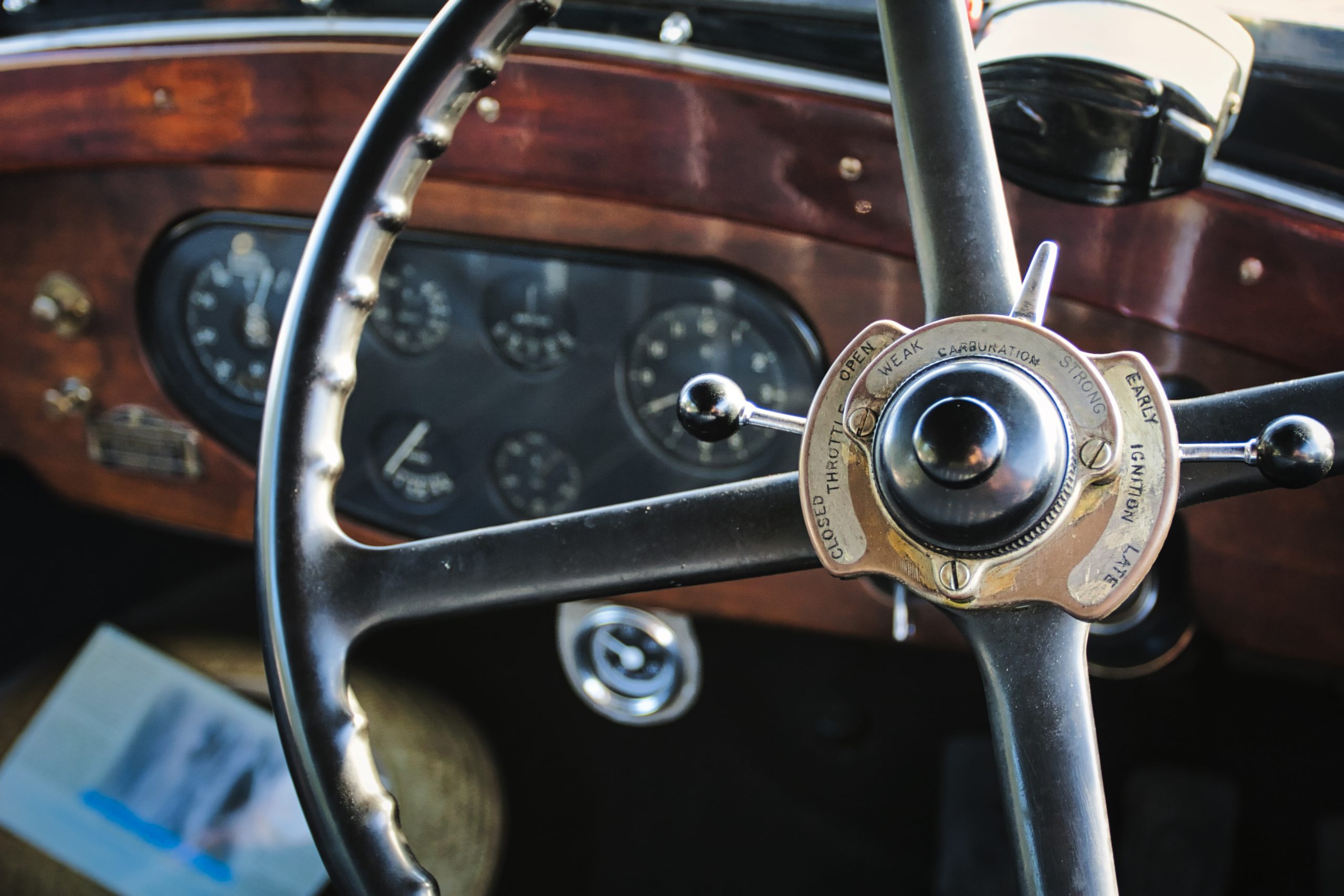 Closeup shot of the metal steering wheel of a vehicle | Ville de Lunéville